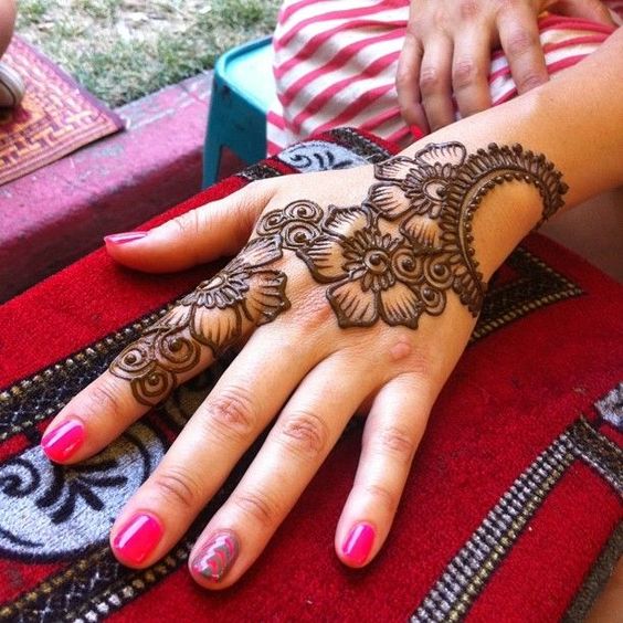 25 DIY Mehndi Designs for Regular Use - Yabibo